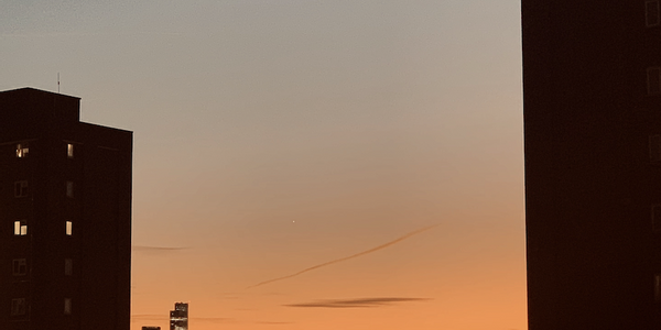 무료ㅣ감성 배경화면 - sunset between buildings 런던 도심 속 노을 하늘: Lovejelly